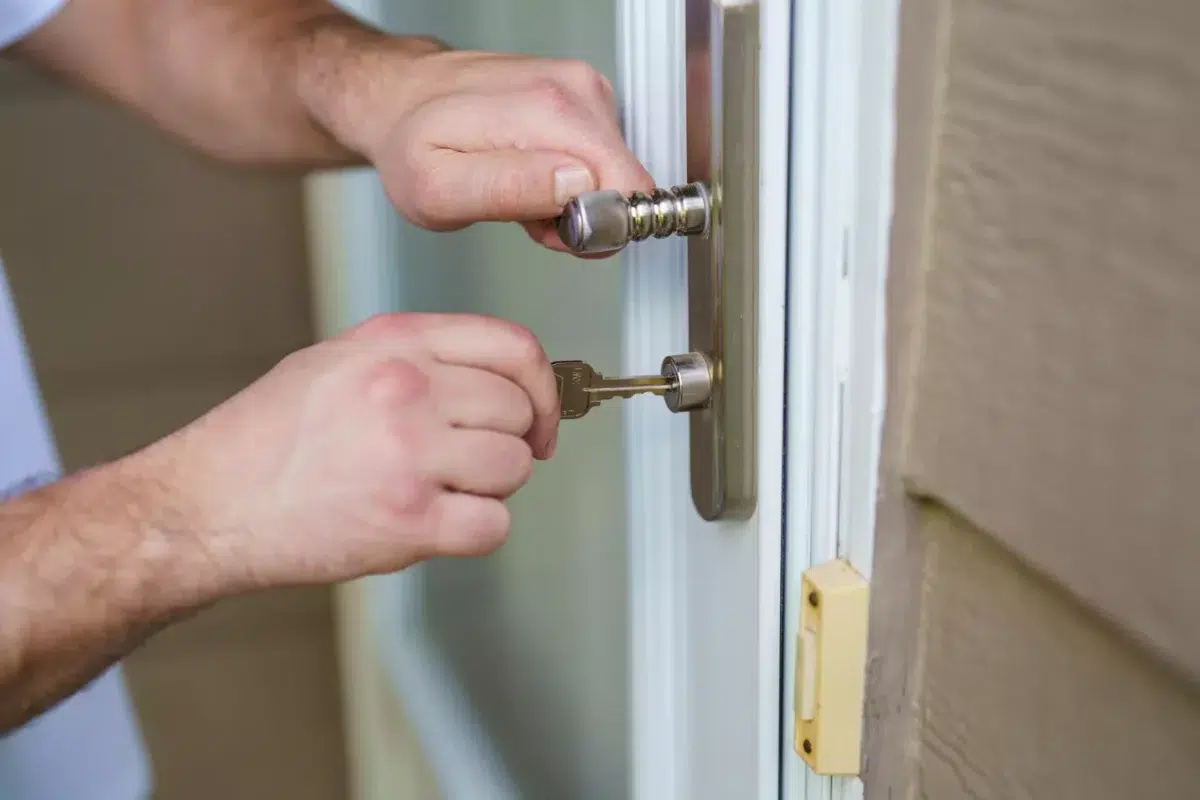 Locksmiths warn that this habit with your front door is actually a very ...